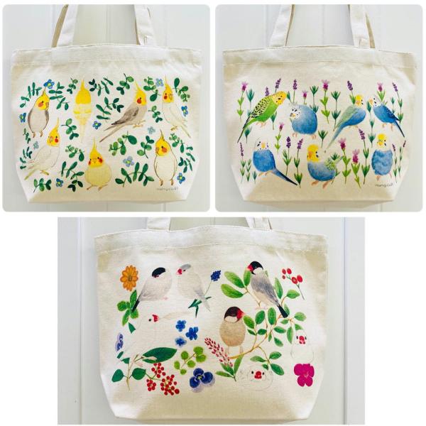 ラベンダーとセキセイ青花とオカメ草花と文鳥の3柄です♪※内ポケット付後ろプリントもワンポイント入ってます♪前も後ろもとってもかわいいですね(*^^*)内ポケットが付いているのでスマホやハンカチなど分けて入れられるのも嬉しいです☆キーホルダー...