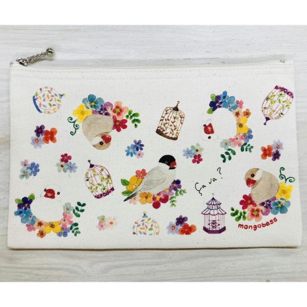 かわいいお花と文鳥さんが描かれたかわいいフラットポーチ♪後ろにも白文鳥さんと桜文鳥さんが♪マチなしのフラットタイプのポーチ☆中央にポケットがあり3つに分けていろいろと入れられます♪とり好きさんへのプレゼントにも♪Size：約横20.5cm×...