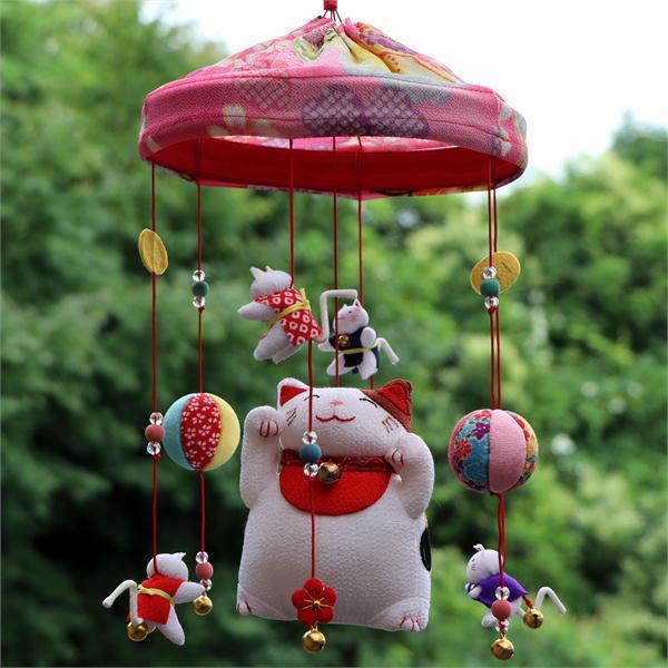 可愛い　福猫輪飾り！優しくつつきたくなります♪ちりめんの優しい風合いに癒されます。愛猫家の方へのプレゼントにも最適です。Size 約幅18x奥行18x高さ40cm(吊り紐含む)※幅と奥行きは傘部分のサイズ・高さは吊り紐まで含めたサイズです。...