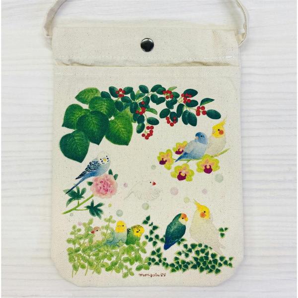みずみずしい緑に囲まれてかわいいことりたちが生き生きと描かれている癒しのミニサコッシュ♪斜めがけしてちょうどよいサイズ感。フロントにポケットがついてるのも嬉しいですね(*^^*)ちょっとそこまでアイテムもちょうどよく入る便利でかわいいサコッ...