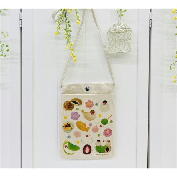 和菓子と文鳥さんが描かれた美味しそうでかわいいミニサコッシュ♪斜めがけしてちょうどよいサイズ感。フロントにポケットがついてるのも嬉しいですね(*^^*)ちょっとそこまでアイテムもちょうどよく入る便利でかわいいサコッシュです♪Size：本体／...
