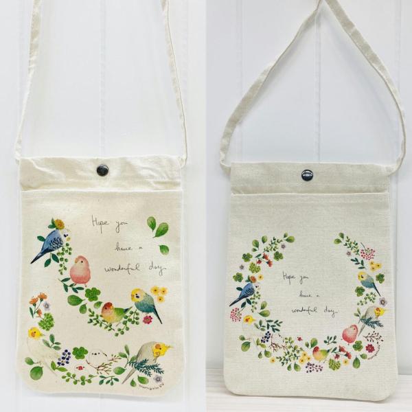 かわいい小鳥たちが草花のリースに止まっているナチュラルで大人かわいいミニサコッシュです♪斜めがけしてちょうどよいサイズ感。フロントにポケットがついてるのも嬉しいですね(*^^*)ちょっとそこまでアイテムもちょうどよく入る便利でかわいいサコッ...