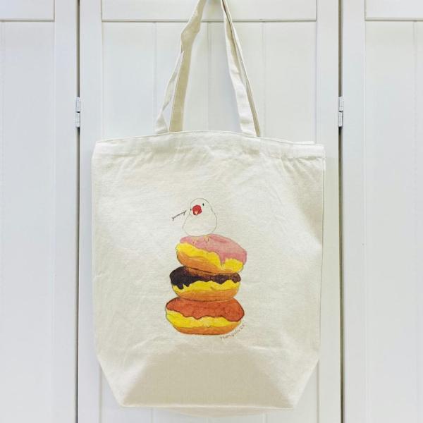 美味しそうなドーナツの上にちょこんと乗っている白文鳥さんがとってもかわいいショルダートートバック♪斜め掛けできるショルダータイプの大きめのトートバック♪片面(プリント面と反対側)にポケットがついているのでスマホやハンカチ、ハンドクリームなど...