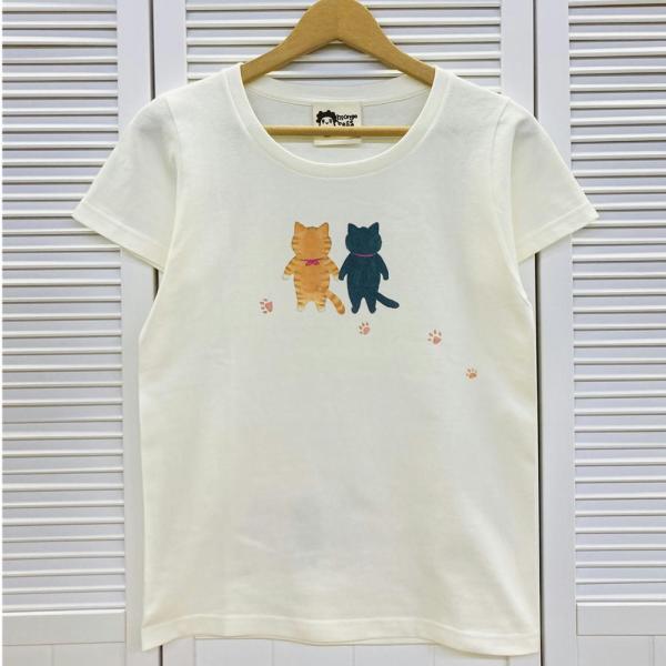 かわいい猫ちゃんが描かれたTシャツ♪前プリントは後ろ姿2匹☆後ろには4匹♪前から後ろに続く足跡もかわいい♪スカートに合わせてフェミニンに♪パンツに合わせてカジュアルに♪肌寒いときはパーカーを羽織っても♪【カラー】ナチュラルホワイトの2カラー...
