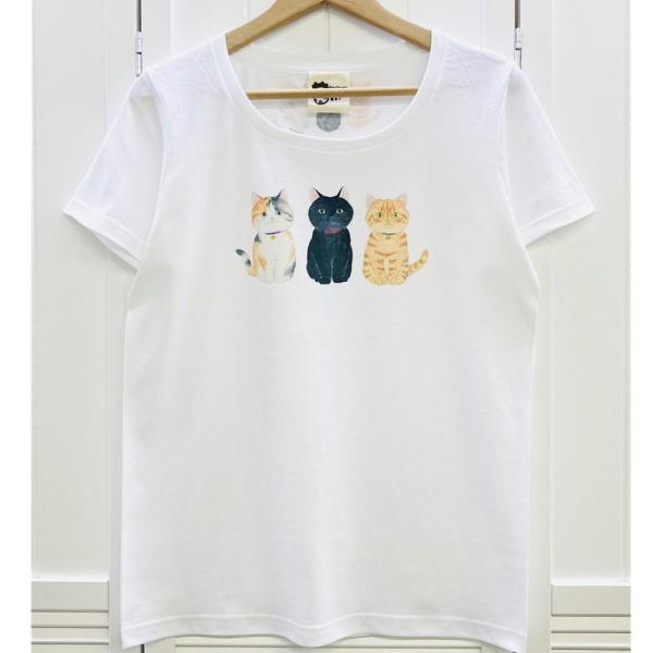 3匹のかわいい猫ちゃんのTシャツ♪後ろの襟元のワンポイントは後ろ姿の猫ちゃんたちです♪肉球もポイントです♪スカートに合わせてフェミニンに♪パンツに合わせてカジュアルに♪肌寒いときはパーカーを羽織っても♪【カラー】ナチュラルホワイトの2カラー...