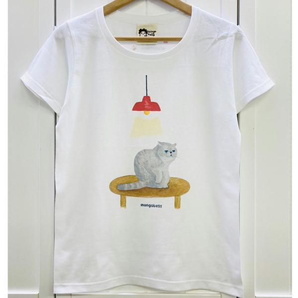 ちゃぶ台の上に乗ってるぶさかわの猫ちゃんがとってもかわいいTシャツ♪背中が丸くなってるところがツボです(*^^*)スカートに合わせてフェミニンに♪パンツに合わせてカジュアルに♪肌寒いときはパーカーを羽織っても♪【カラー】ナチュラルホワイトの...