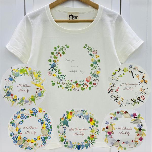小鳥とお花や葉っぱもとってもナチュラルで素敵なリース柄のレディースTシャツです♪スカートに合わせてフェミニンに♪パンツに合わせてカジュアルに♪肌寒いときはパーカーを羽織っても♪【カラー】ナチュラルホワイトの2カラーです☆Size：■WM着丈...