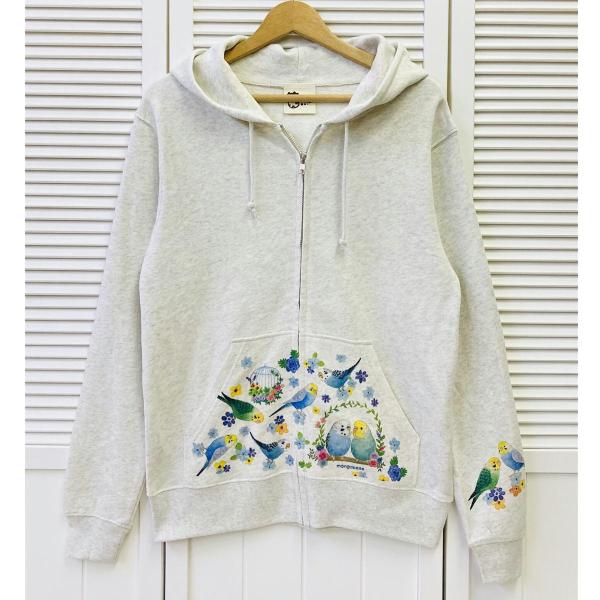 鳥かごとセキセイインコちゃんが描かれたとっても可愛いジップパーカーです♪ポケット部分以外にもフードやお袖にもプリントが入っています♪フードや袖口にもプリントがあると肩や袖にとりさんがとまっているみたい♪いつでもセキセイインコちゃんと一緒にい...