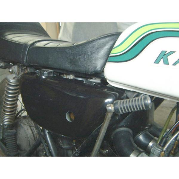 『SS250SS350用　純正形状復刻サイドカバー』純正形状復刻エンブレム取り付け用の穴はケガキがありますが、穴あけしてません※画像2は純正サイドカバー(白色)との比較です。黒色が当製品です*左右セット*FRP製*黒ゲル　未塗装　塗装ベース...