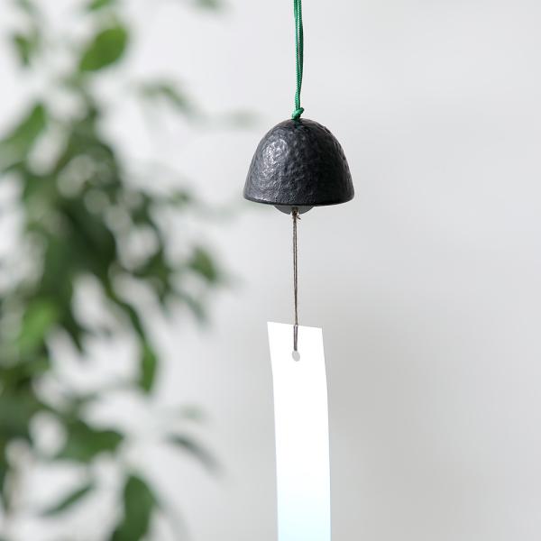 「りーん」とまるで鈴虫のような音色の風鈴。シンプルな造形で決して目立たず、風景に溶け込んでいるけれど涼しい音を鳴らしている。そんな夏の夕暮れが想像できるやさしい音がします。小ぶりでコンパクトなのでちょっとしたスペースに掛けやすく、ちょっとし...