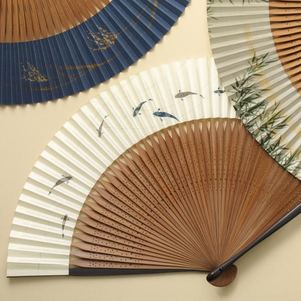 長い中骨と短い扇面が印象的な短地の扇子です。扇ぐと長い中骨がしなり、やわらかな風を楽しめます。月明かりを受けぼんやりと輝くような稲穂、風流に枝垂れる竹、波紋を起こしながら泳ぐ魚。どれも涼しげで酷暑を和らげてくれるモチーフになっています。稲穂...