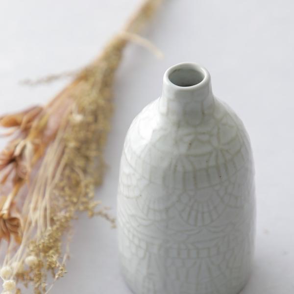 “小さな装飾敷布”を意味する“doily”は、長岡千陽（工房京千）とのコラボレーションから生まれました。陶器の素朴な風合いをベースに、ケーキなどの下に敷くレースペーパーをイメージした繊細な模様が施されています。生花はもちろん、ドライフラワー...