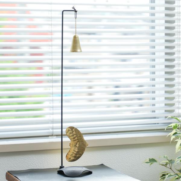 デザイナー林悠介氏が手がけた真鍮の風鈴です。鳥の形をした真鍮板をつるしてあります。風を受けて回転すると、光を反射したゆたう水面のようにきらきらと輝きます。窓辺で揺れている姿を眺めているとお部屋の時間がゆっくりと流れるような心地にしてくれます...