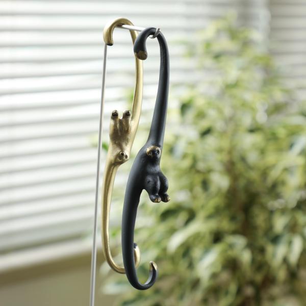 デザイナー林悠介氏が手がけた「さるのてフック」です。味気ないS字フックの代わりに、玄関で鍵を掛けておくのに使ったり、マスクをかけておくのに使ってもおすすめです。きょとんとした表情が愛らしくお部屋のアクセントになります。ゴールドに輝く「真鍮　...