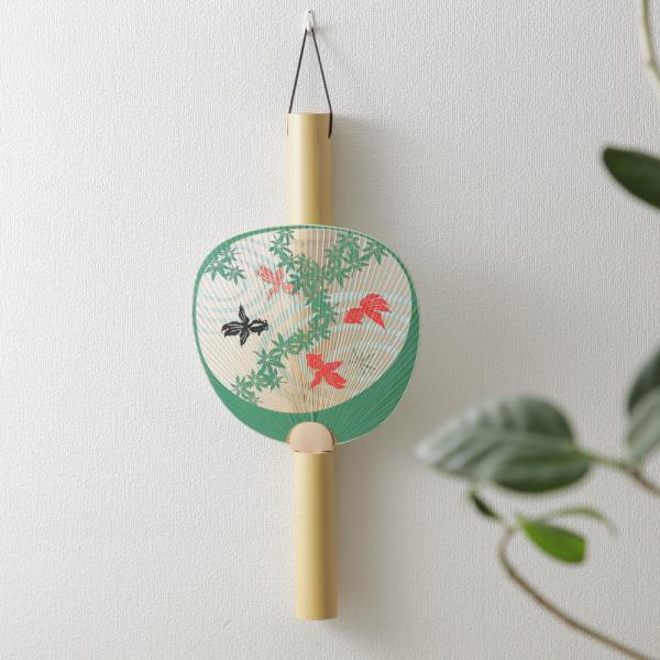 京都産の竹をつかい京都で製造されたうちわ用の飾り掛けです。一つの口が空けてあり1本のうちわが飾れます。和風旅館や和食料理のお店などの飾りとしてもおすすめです。※天然の竹を使用しているため、小傷やシミ、ワレがございますがご使用には問題ございま...