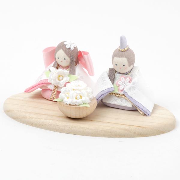 サイズ：男雛：幅7×奥行4.5×高さ7.5cm女雛：幅7.5×奥行4.5×高さ6cm台座：幅17.5×奥行9.5×厚み1cm小物：幅3.5×奥行3.5×高さ3cm外箱：幅18.7×奥行15.7×高さ×8.5cm総重量:約120g材質：ちりめ...