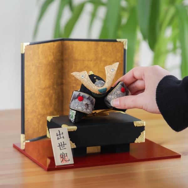 飾った状態のサイズ:幅20x奥行き15x高さ15.5cm兜：8.5×7×7cm長持：12×8×4.5cm立て札：5×2.5×2cm敷板：20×15×0.5cm屏風：片面10×15cm重量：約490g素材:レーヨンちりめん他生産国:日本関連キ...