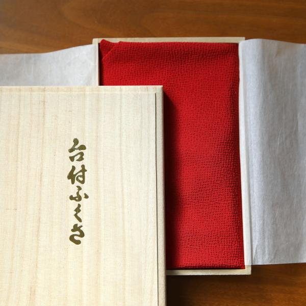 サイズ:34 ×34cm（ひろげた状態）重量:175g（木箱含む）材質:表/絹100％、裏/ポリエステル100％、台/ABS樹脂生産国:日本その他:木箱付き、のしOK、プレゼント包装OK関連キーワード:むす美 正絹 ちりめん ふくさ 袱紗 ...