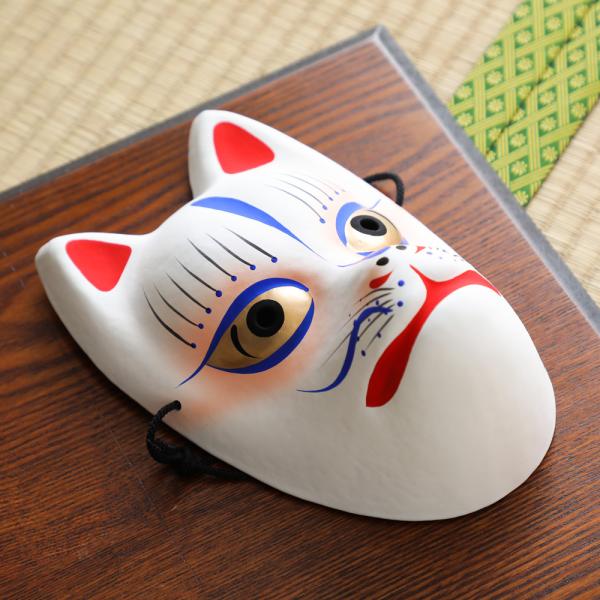 古くからキツネは日本人に田んぼを荒らすネズミを取ってくれることから、五穀豊穣や商売繁盛などの神様として信仰されてきました。白い狐（白狐）は神の遣いとして能や神楽にも登場し、白狐のお面は縁起物として家の玄関の高い位置に飾ると良いとされています...