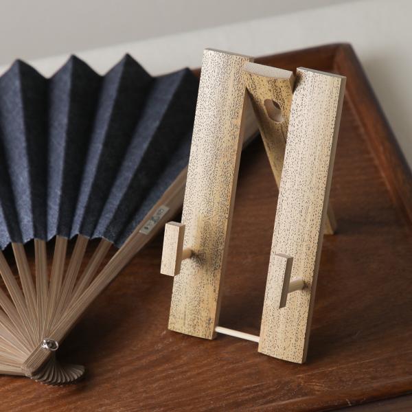 扇子を美しく飾ることができる扇子立てです。縦向きにうちわを置くことができます。また、こちらは壁に掛けることもできます。胡麻竹の風合いが高級感を感じさせます。寝かせて立てかけるようにしてうちわを置くこともできますサイズ:収納時/約135×70...