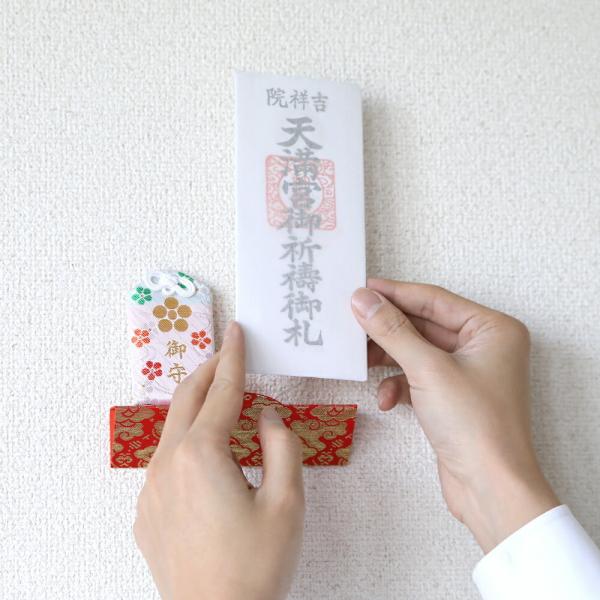 サイズ:13cm×13cm材質:[おもて]キュプラ綿　他　[裏]紙生産国:日本関連キーワード:簡易 神棚 かんどこ 神床 おみくじ お札 お札 神札 御札 御守り お守り 飾る 神社 お宮参り 七五三 神前式 壁掛け 初詣 京都 金襴 緞子...