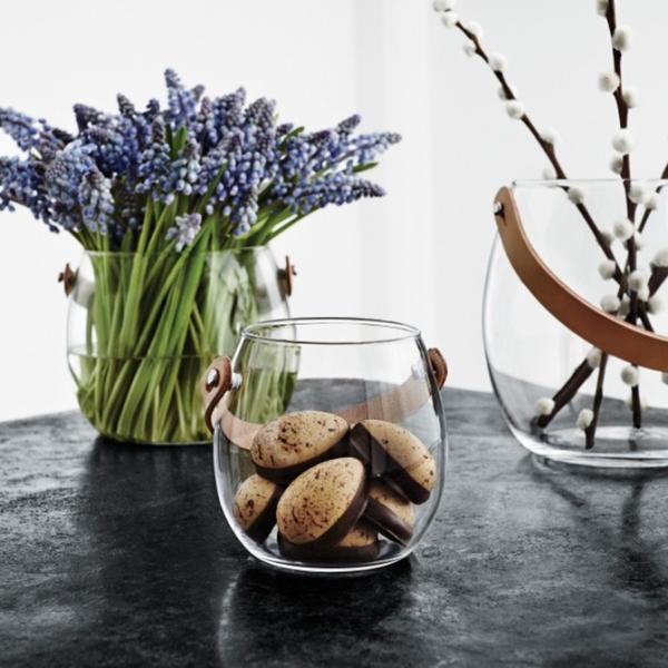 スイーツや小物入れにもなる、レザーハンドル付きフラワーポット■備考:デンマーク王室御用達のガラスブランド『HOLMEGAARD(ホルムガード)』の、レザーハンドル付きポット高さ10cmサイズ。デザイナー『MARIA BERNTSEN(マリア...