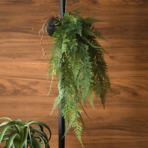 おしゃれな空間を演出 ファーンのハンギングフェイクグリーン■備考:本物そっくりのリアルで高品質なフェイクグリーンを扱うブランド「Brown.(ブラウン)」の、ハンギングタイプのファーン。植え替えや水やりの必要がないのでお手入れが簡単で、イン...