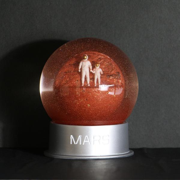 インテリアのポイントになる 火星モチーフのスノードーム■商品サイズ:幅10×奥行き10×高さ12cm■材質:ガラス、ポリレジン■原産国:中国■ご注意点:・本製品は屋内装飾用です。それ以外の目的で使用しないでください。・本製品はガラスを使用し...