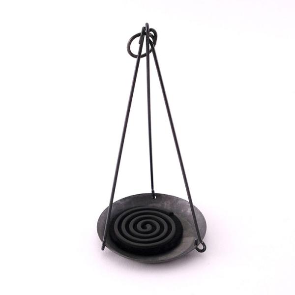 フック付 別売スタンドに吊り下げて使えるアイアン製のトレイ■備考:いろいろな場所に吊り下げられるアイアンのトレー。別売のスタンドフックに引っかけてご使用いただけます。渦巻状のお香やLEDキャンドルを吊り下げてディスプレイするのにちょうどよい...