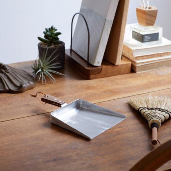 パンくずやデスクまわりの小掃除に アルミ材のミニダストパン■備考:レトロな佇まいのアルミ製のダストパン。アカシアウッドの持ち手があたたかみを感じさせてくれます。飾っているのを見ると思わず掃除がしたくなるような、インテリア性の高い一品です。　...
