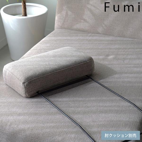 肘クッションに差し込んでヘッドレストになる専用フレーム■備考:様々な姿勢でくつろげる「クッションでくつろぐソファ」シリーズ。こちらは別売ソファ付属の肘クッションに差し込んでヘッドレストとして使える専用フレーム。肘クッションに差し込むだけで簡...