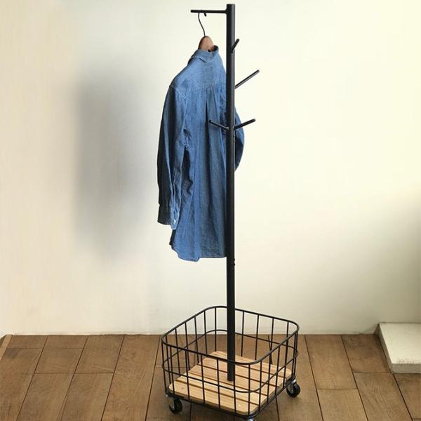 自転車のカゴみたい！ カラフルなワイヤーコートハンガー■備考:・ヨーロッパの昔ながらの自転車カゴにポールを立てたような遊び心のある、おしゃれなハンガーラック。パインウッドとアイアンを組み合わせた、クールな佇まいがステキです。・デッドスペース...