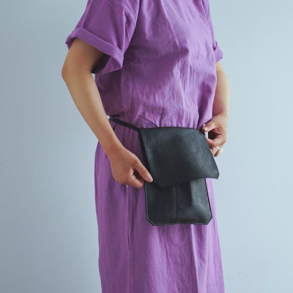 柔らかい牛革製　肩紐の長さ調整可能なサコッシュ■備考:・柔らかく軽やかな革製サコッシュデザイナーの猿山修さんがデザインした、CLASKAオリジナルの革製サコッシュです。素材は薄く柔らかい牛革を使用。財布、スマートフォン、名刺ケースなど収納で...