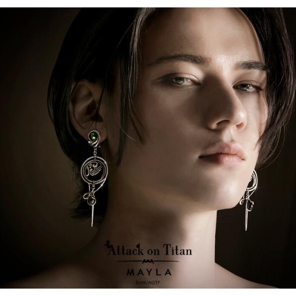 『進撃の巨人』の世界観をMAYLAがドレッシーに表現したコレクションアイテムが登場。Levi リヴァイシャープなシルエットにスタイリッシュなシルバーカラー。センターの自由の翼モチーフには回転するギミックをあしらい、舞うように戦闘を行うリヴァ...