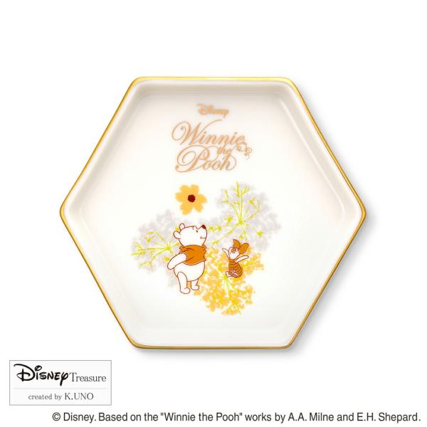 やわらかな色彩が上品な陶器製のジュエリートレイ。あなたの宝物をそっと飾って。はちみつを思わせるハニカム型のジュエリートレイ。本金の装飾が上品な印象を醸し出しています。プーさんとピグレットのやさしい表情や、あたたかみのあるカラーにほっとするよ...