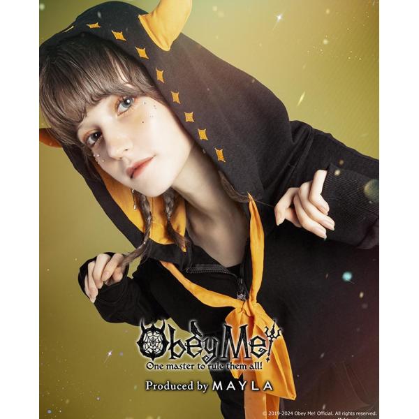 『Obey Me!』のアイコニックなフーディが登場! 刺繍やフリルなど、MAYLAならではのデザインで兄弟たちのパーカーをキュートに表現いたしました。フードには、立体感のある悪魔の角を施しました。さり気なく見える裏地のカラーもポイントです。...