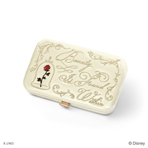 Beauty and the Beast / Travel Jewelry Case「魔法のバラ」があしらわれた、ミニサイズのトラベルジュエリーケース。 “Beauty is found within”(美しさは心に宿る)の文字が優美に流れ...