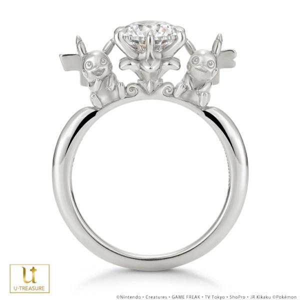 オスとメスのピカチュウが直径約6.5mmの大きなジルコニアの傍で、仲良く寄り添っているデザイン。頬にある電気袋や口元の表情、特徴的な尻尾までしっかりと表現。これから始まる新しい人生のスタートを二匹の“ピカチュウ”が祝福してくれているような華...