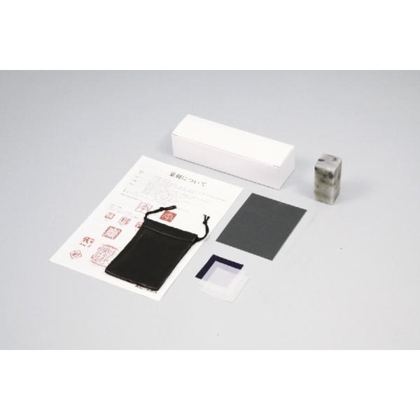 遼凍石×1、てん刻字体説明書×1、レザー調小袋 ×1、耐水ペーパー ×1、トレーシングペーパー×1、カーボン紙 ×1、つやだし用トレーシングペーパー×130個以上のご注文で教育技法DVD「てん刻」1枚サービス遼凍石 30×30×70mm、て...