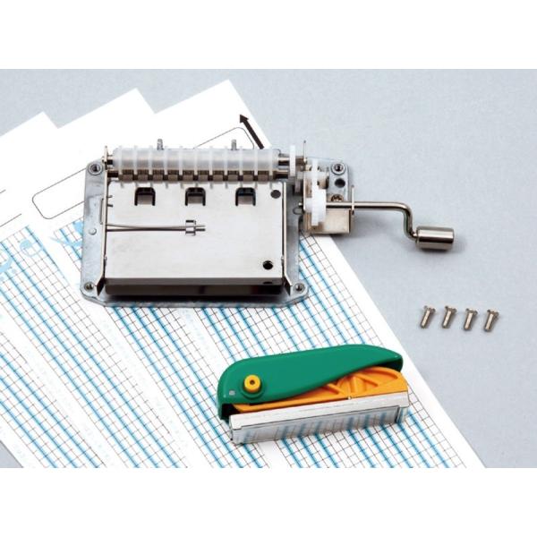 ハ長調3オクターブ20音階の音域まで出せるので、美しいハーモニーやいろんな曲が楽しめます。校歌、作曲譜他いろいろな曲がオルゴールになります。ハ長調3オクターブ20音階の音域まで出せます。創作オルゴール機械×1、完成楽譜カード×1、作曲用楽譜...