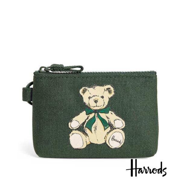 クラシックな英国らしさを日常に添える上品なコインパースが登場しました。このアイテムは、ハロッズのNewマスコット「ヘンリー・ベア」が愛らしくデザインされており、小銭やアクセサリーなどの収納にぴったり。ふわっとしたぬいぐるみのような存在感が、...