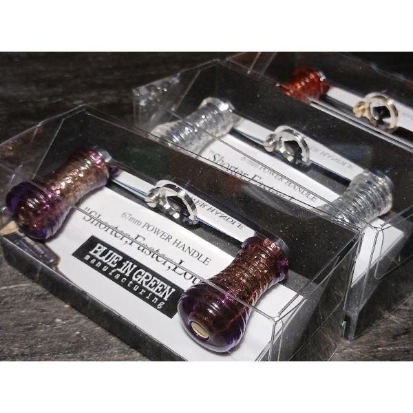 スポット生産品のリブ入りノブモデル。古きアメリカンワームを彷彿とさせる色合いとデザインです。　　　■右巻き用　　　■適合機種：ABUアンバサダー等、M8軸のリール　　　まず目を引くのが独特なノブカラー。そして特徴的なのが「67mm」という軸...