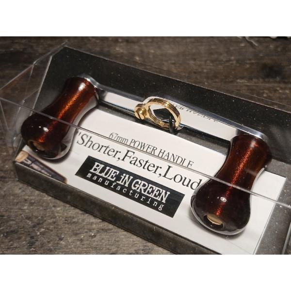 ■ノブ：ブラウンサンバーストスレッド　■本体：右巻き（S字）シルバーポリッシュ　■リテーナー：ゴールド（真鍮）　　　　■適合機種：ABUアンバサダー等、M8軸のリール　　　このハンドルの特徴のひとつが「67mm」という軸間。ノブ形状と相まっ...