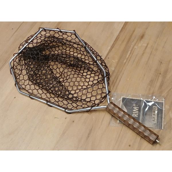 ■サイズ：全長64cm（ネット部分縦43cm）　■横幅：33cm　■重さ：390g　　　　こだわりの詰まったハンドメイドのランディングネット。網は目の粗いラバー製なので、フックが絡まりにくく魚へのダメージも最小限に抑えられます。　　　【メー...