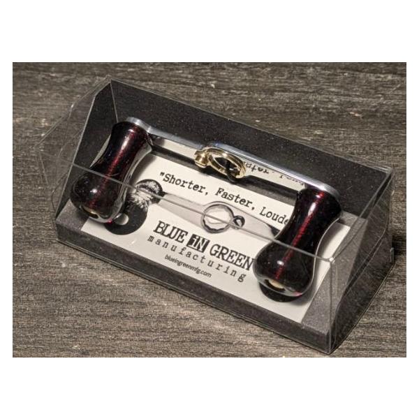 ■ノブ：ブラウンスレッド　■本体：右巻き（S字）シルバーポリッシュ　■リテーナー：真鍮　　　　■適合機種：ABUアンバサダー等、M8軸のリール　　　まず目を引くのが独特なノブカラー。そして特徴的なのが「67mm」という軸間。ノブ形状と相まっ...