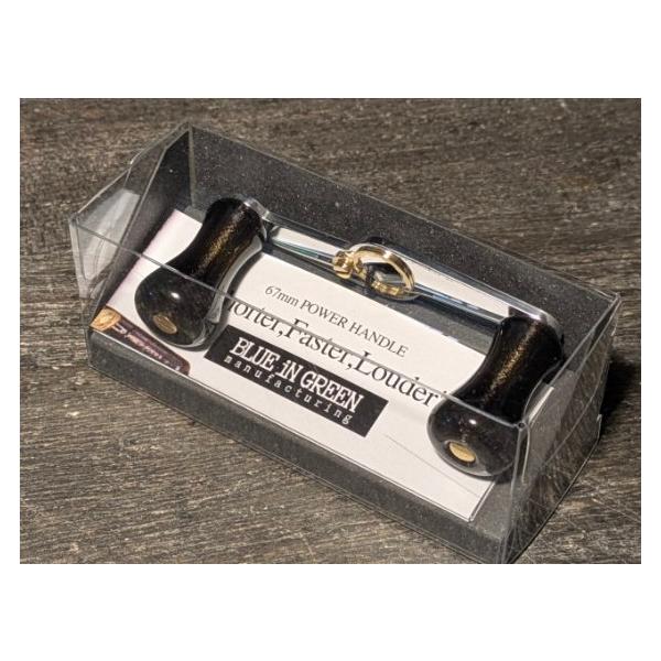 ■ノブ：ブラックスレッド　■本体：右巻き（S字）シルバーポリッシュ　■リテーナー：ゴールド（真鍮）　　　　■適合機種：ABUアンバサダー等、M8軸のリール　　　まず目を引くのが独特なノブカラー。そして特徴的なのが「67mm」という軸間。ノブ...