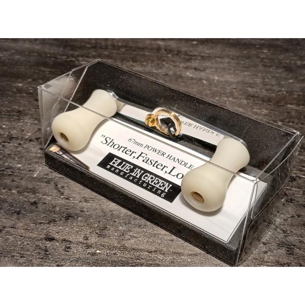 ■ノブ：クラシックボーン　■本体：右巻き（S字）シルバーポリッシュ　■リテーナー：ゴールド（真鍮）　　　　■適合機種：ABUアンバサダー等、M8軸のリール　　　このハンドルの特徴のひとつが「67mm」という軸間。ノブ形状と相まって、一般的な...