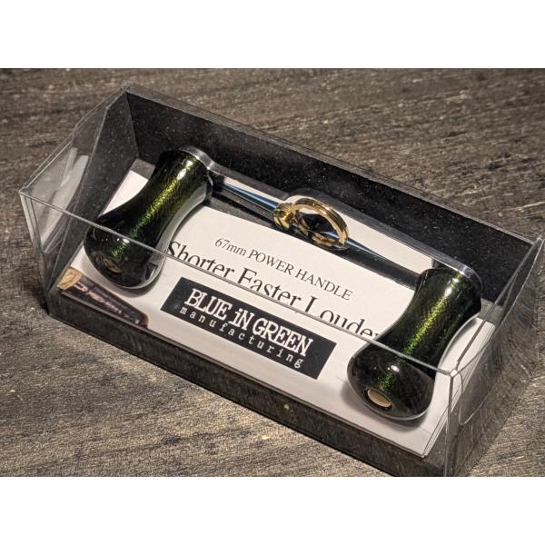 ■ノブ：グリーンスレッド　■本体：右巻き（S字）シルバーポリッシュ　■リテーナー：ゴールド（真鍮）　　　　■適合機種：ABUアンバサダー等、M8軸のリール　　　このハンドルの特徴のひとつが「67mm」という軸間。ノブ形状と相まって、一般的な...