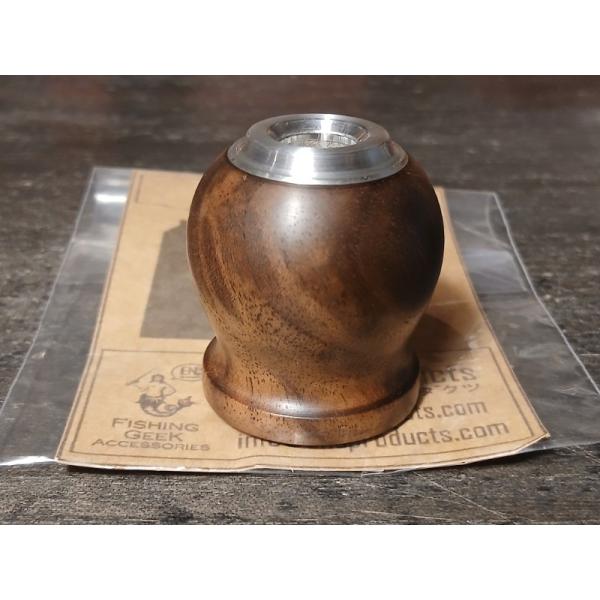 スポット生産の銘木製ヘッドキャップです。　　　ブライトリバー・チャッカークラシックやアイスポットに適合します。（その他グラスアイCタイプハンドルやフェザーウェイトのチャンピオングリップにも合うかと思いますが、生産ロットによるムラもあるため、...