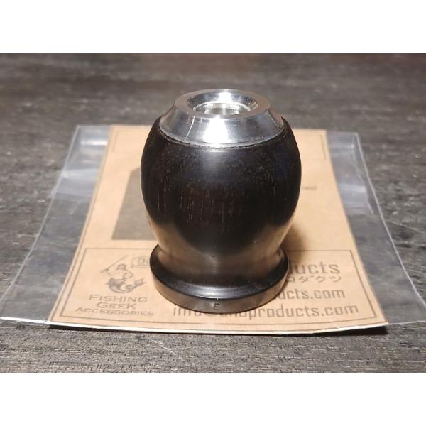 スポット生産の銘木製ヘッドキャップです。　　　ブライトリバー・チャッカークラシックやアイスポットに適合します。（その他グラスアイCタイプハンドルやフェザーウェイトのチャンピオングリップにも合うかと思いますが、生産ロットによるムラもあるため、...